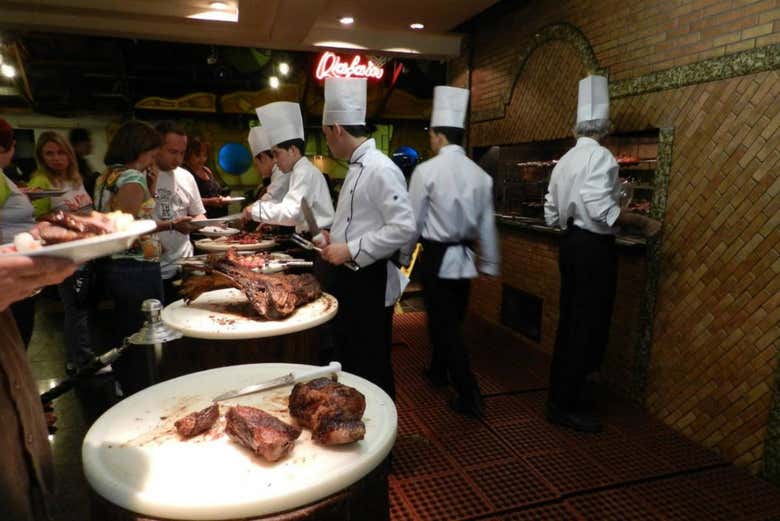 Cena con espectáculo folclórico en Rafain Churrascaria, Foz de Iguazú