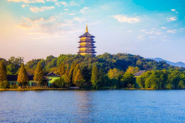 Hangzhou: Leifeng Pagoda & Silk Museum Tour - Civitatis.com