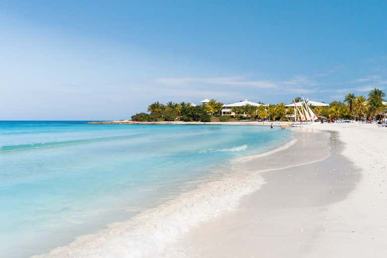 Transfer privato alle spiagge di Cuba in auto classica da L'Avana