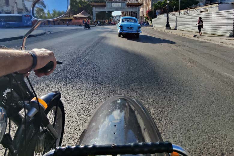 Tour en moto clásica o con sidecar por La Habana - Civitatis.com