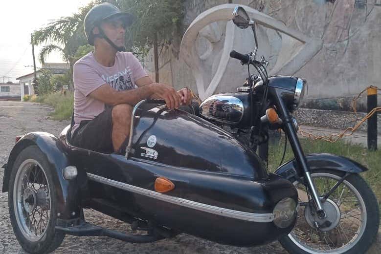 Classic or Sidecar Motorcycle Tour of Havana - Civitatis.com