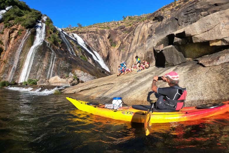 Balade en kayak à la cascade et sur la plage d'Ézaro