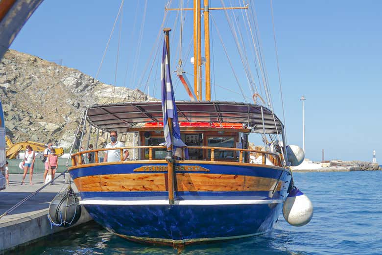 Paseo en barco por la Caldera de Santorini - Civitatis.com