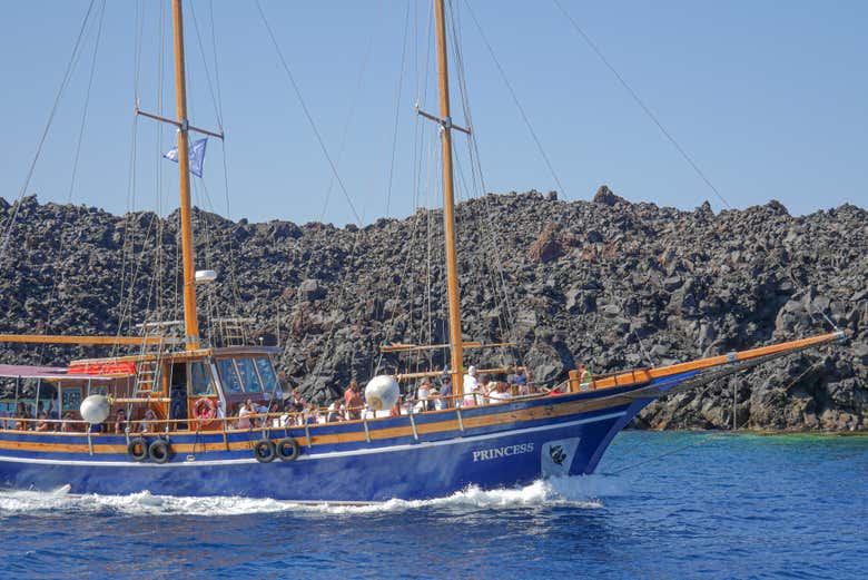 Paseo en barco por la Caldera de Santorini - Civitatis.com
