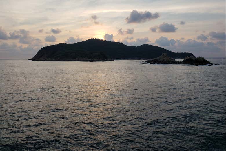 La Roqueta Island Day Trip from Acapulco - Book at Civitatis.com